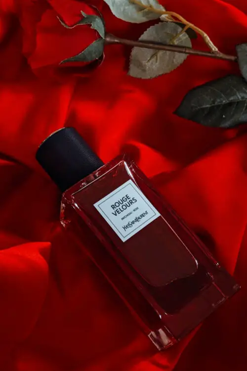 Rouge Velours YSL : L'Élégance Intemporelle d'une Fragrance Iconique ...